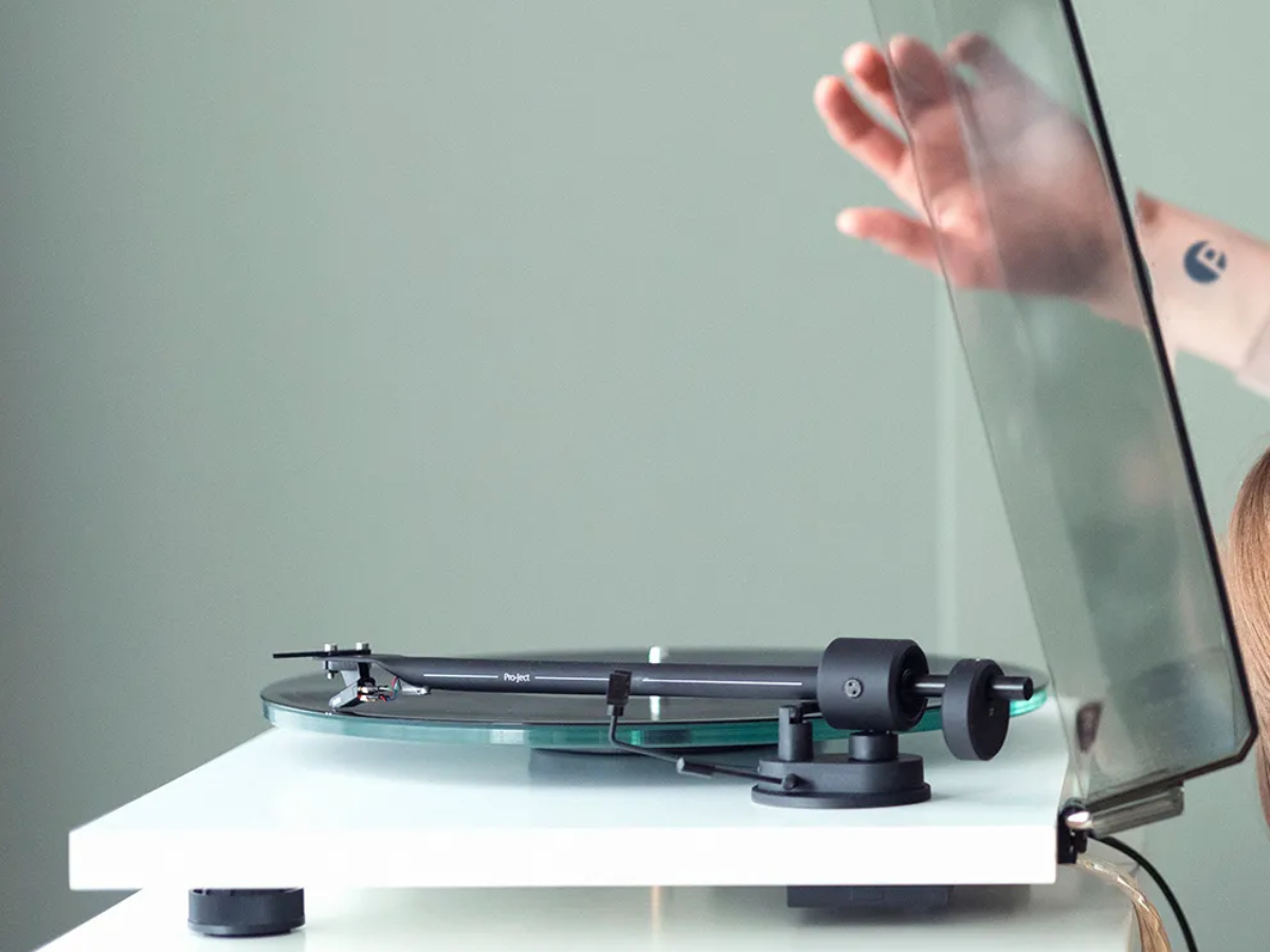 Pro-Ject T1 EVO (T-1 EVO) Analog turntable with Ortofon OM10